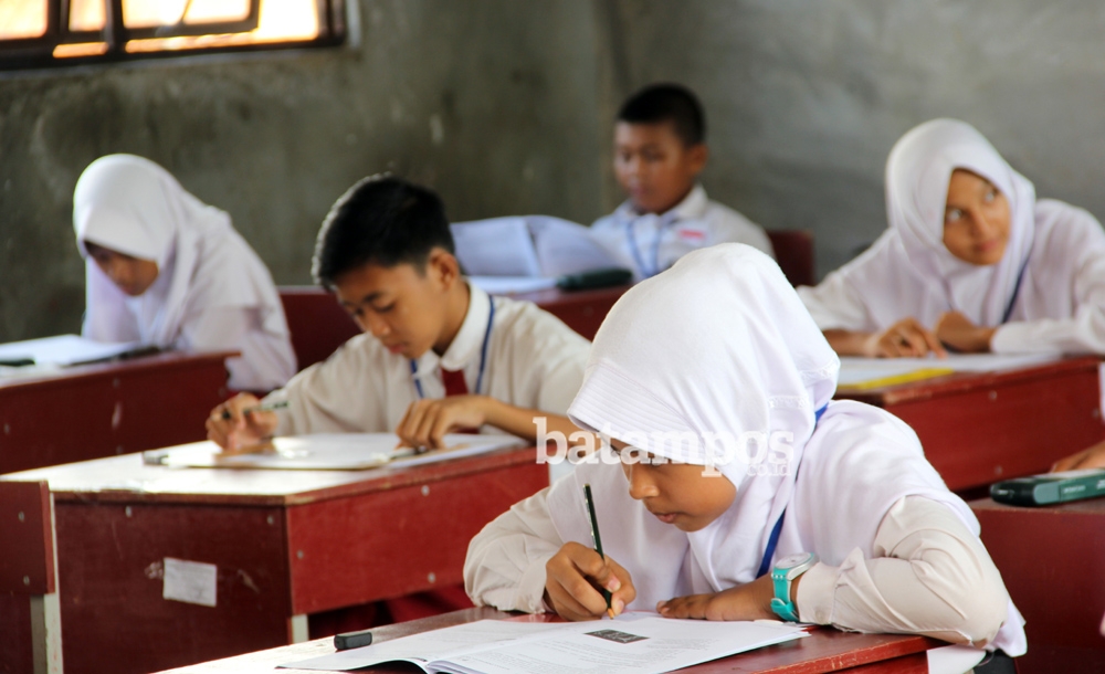 Solusi Sekolah Kelebihan Jumlah Murid, Kelas Berjalan – batampos.co.id
