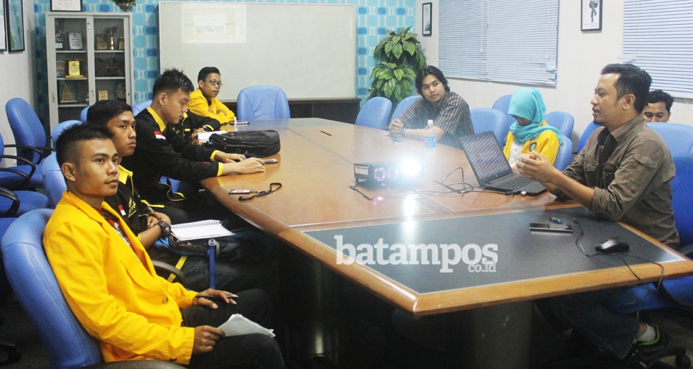 Mahasiwa Uniba Menimba Ilmu Fotografi ke Batam Pos - batampos.co.id