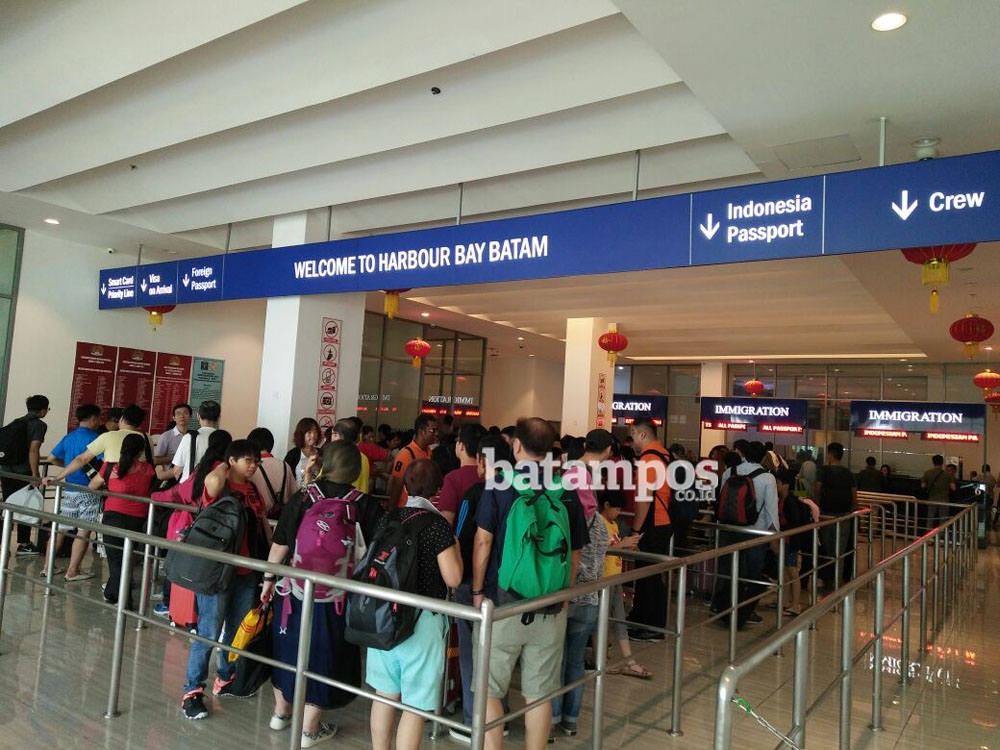 Imigrasi Siapkan Konter Tambahan di Pelabuhan - batampos.co.id