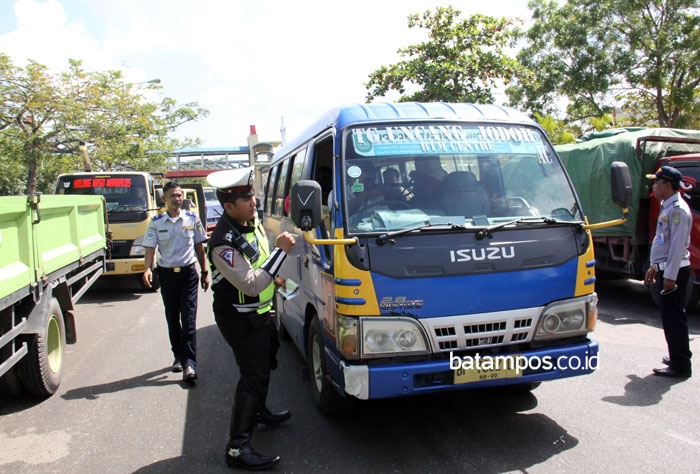 Datang Bus Baru, Angkot Akan Ditinggalkan - batampos.co.id
